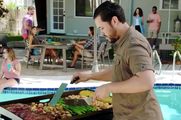 How to Throw the Best Pool Party Cookout – Blackstone Products (MX)
